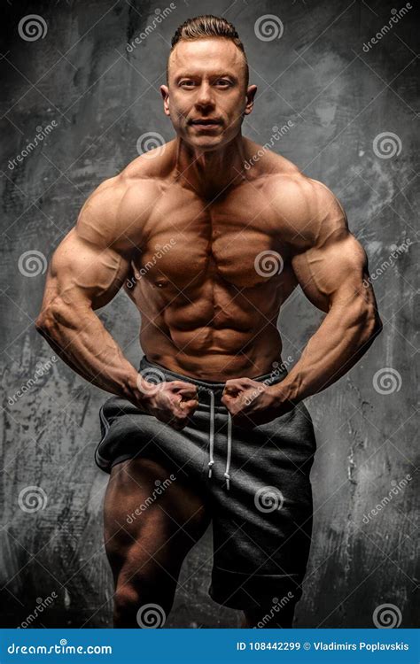 Bodybuilders Posant Dans Le Studio Image Stock Image Du Personne