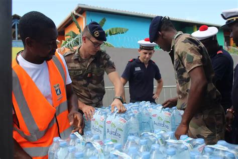 Crise de leau Mayotte La grande distribution de bouteilles d eau à l