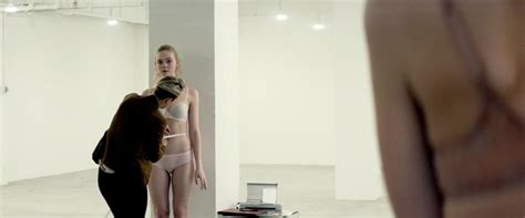 Elle Fanning Nua em The Neon Demon O Demónio de Néon