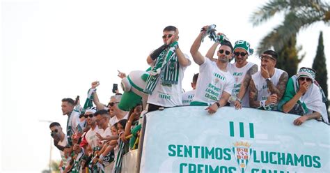 Las mejores fotos de la rúa del Córdoba CF para celebrar el ascenso a