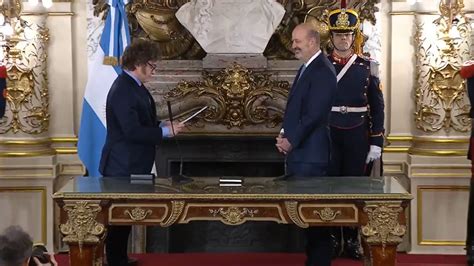 Javier Milei le tomó juramento a Federico Sturzenegger