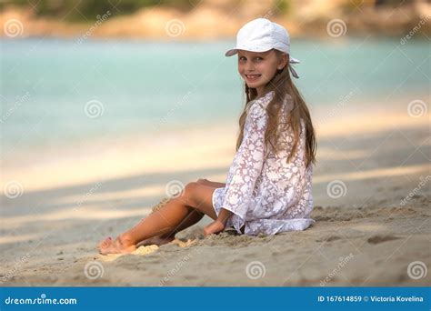 Adorable Petite Fille à La Plage Pour Des Vacances D été Petite Fille