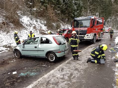 VERKEHRSUNFALL EINGEKLEMMTE PERSON Freiwillige Feuerwehr Steinbach Am