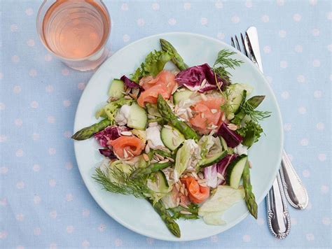Sallad med kallrökt lax och sparris Tasteline