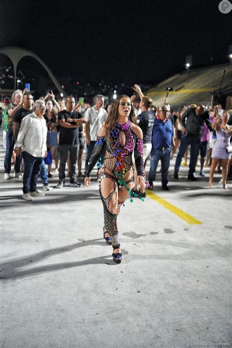 Paolla Oliveira Desfila Corp O Em Look Ousado E Web Nota Que Bunda