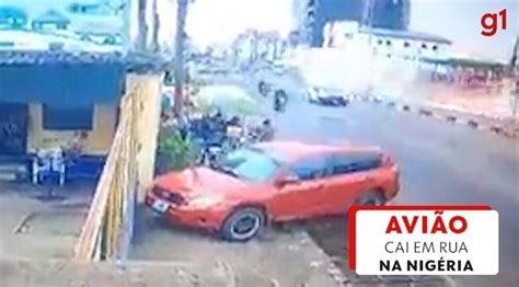 VÍDEO Aeronave cai no meio de carros em rua de Lagos na Nigéria
