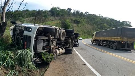 Carreta tomba em curva na BR 381 e deixa motorista ferido próximo a