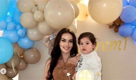 Fahriye Evcen ile Burak Özçivit in küçük oğlu Kerem Özçivit e 1 yaş