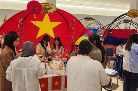 Sinh viên Việt Nam quảng bá hình ảnh đất nước tại sự kiện giao lưu văn