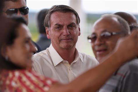 Bolsonaro chama de fake news livro que fala em demissão de Moro