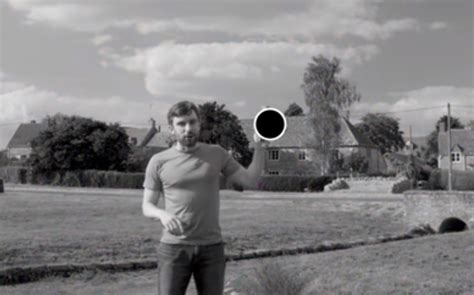Reto visual ilusión óptica te hará ver colores en el blanco y negro