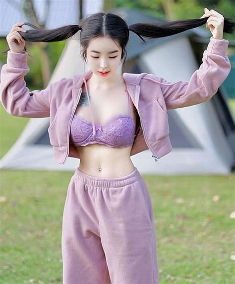 Đỏ mặt hot girl siêu vòng 1 diện nội y khoe dáng nuột
