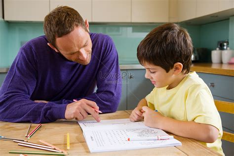 Padre Le Enseña A Su Hijo A Hacer Tarea Foto Descarga Gratuita HD