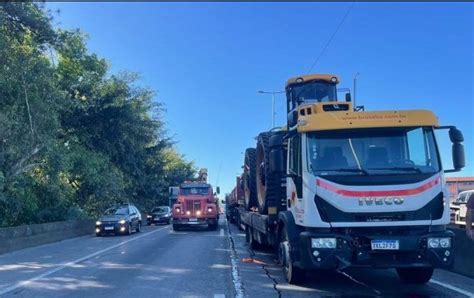 Quatro Caminh Es E Um Carro Se Envolvem Em Engavetamento Na Br