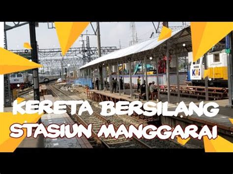 KA TAKSANA BERSILANG ARGO CHERIBON DI TENGAH KERAMAIAN PENUMPANG KRL