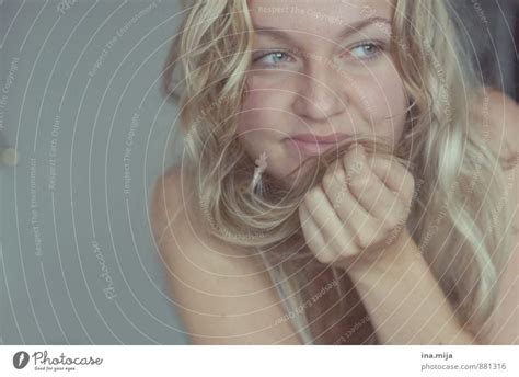 Verlegen Mensch Feminin Ein Lizenzfreies Stock Foto Von Photocase