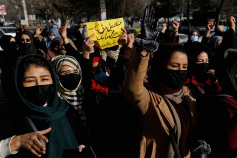 Une Vingtaine D Afghanes Manifestent Contre La Fermeture Des