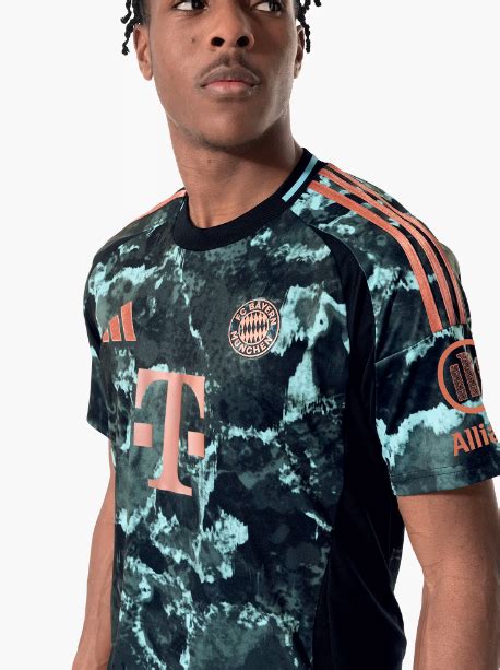 FC Bayern München präsentiert neues Auswärtstrikot