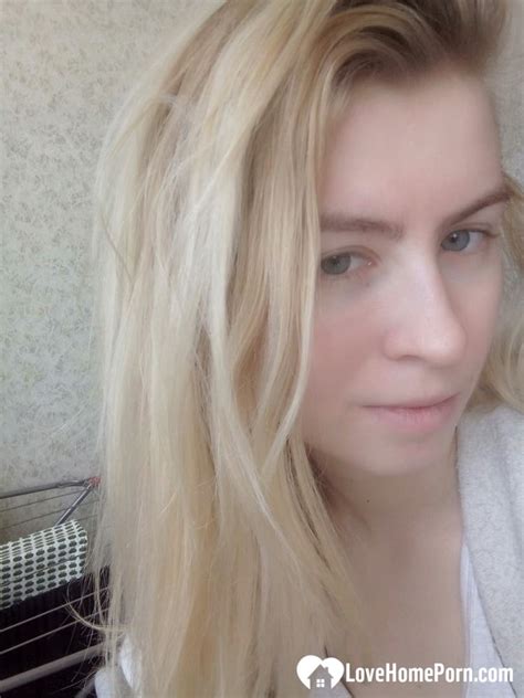 Ładna amatorska blondynka rozbiera się solo i pokazuje swoje naturalne