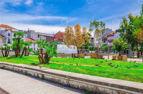fonte em pequeno parque e casas típicas de edifícios coloridos na praça