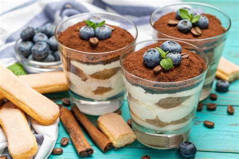 Postre Cl Sico Del Tiramisu En Un Vidrio Con Los Ar Ndanos En Fondo De
