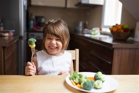 Por qué mi hijo no quiere comer Causas soluciones y mitos