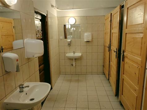 Schronisko PTTK na Polanie Chochołowskiej w Tatrach Zachodnich