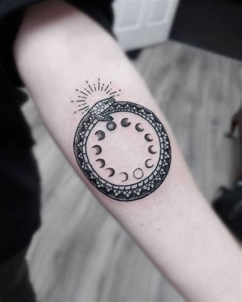 Tatuagem ouroboros 77 inspirações para uma tattoo cheia de significado