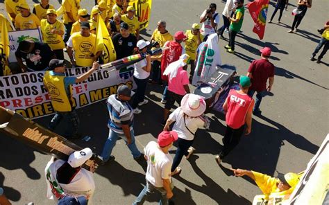 Acompanhe ao vivo Manifestantes marcham em Brasília pela renúncia de
