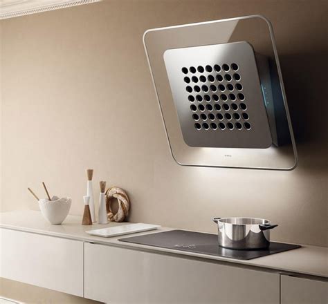Hotte décorative design comme un point focal dans la cuisine