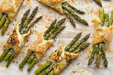 Asperges vertes cuites au four en pâte feuilletée Toutes Recettes