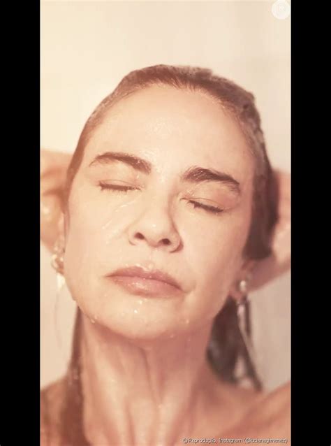 Luciana Gimenez nua fotos e vídeo Apresentadora surge sem roupa na