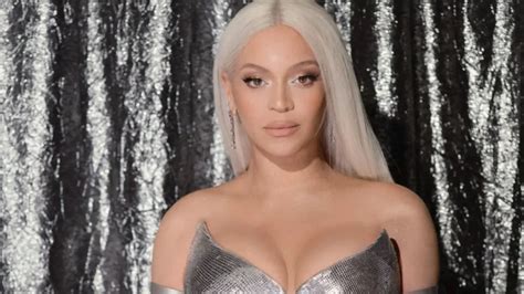 Beyonce S Skintight Silver Gown Leaves Fans Saying The Same Thing