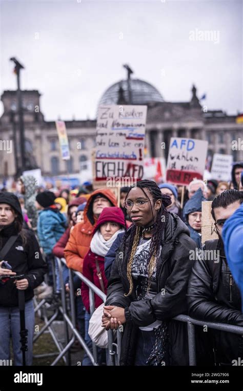 Menschen Versammeln Sich Um Den Bundestag In Berlin Um Eine