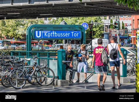 Eingang U Bahnhof Kottbusser Tor Kreuzberg Berlin Deutschland
