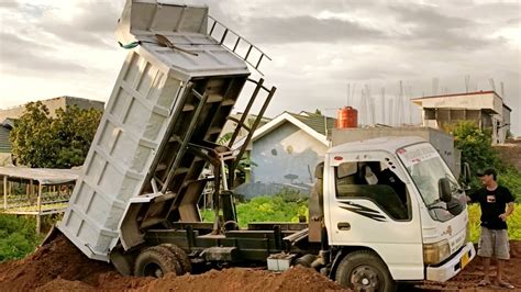 Dump Truck Jomplang Mobil Truk Jomplang Muatan Tanah Full Bak Nyaris