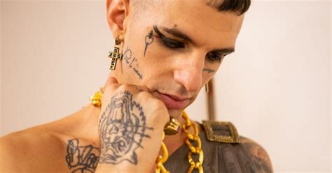 A Sanremo Achille Lauro Canta Un Amore Dolceamaro Nella Sua Me Ne Frego
