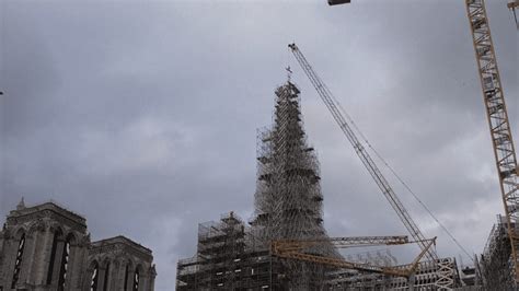 Notre Dame de Paris la cathédrale a retrouvé sa croix