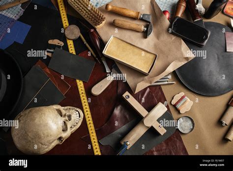Conjunto de herramientas para la artesanía de cuero en el papel de