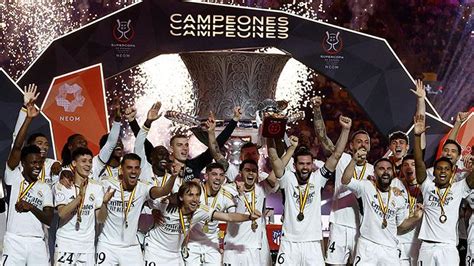 Real Madrid Thrash Old Rivals Barcelona 4 1 To Win Super Cup Foto En
