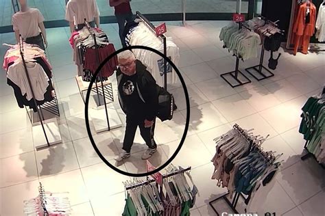 Toruńska policja szuka sprawców sklepowych kradzieży Rozpoznajesz tych