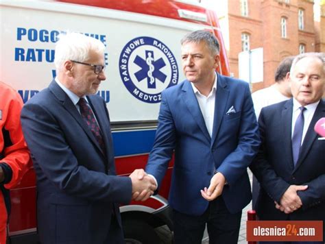 Wojewoda wręczył czek na karetka pogotowia dla szpitala w Oleśnicy