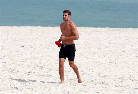 Foto Cauã Reymond mostrou o corpo sarado em praia do Rio de Janeiro