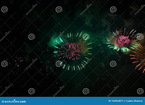 Fuegos Artificiales Coloridos De Varios Colores En El Cielo Nocturno
