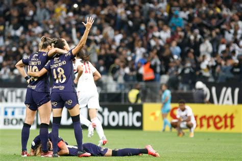 Título do Corinthians registra recorde de público do futebol feminino