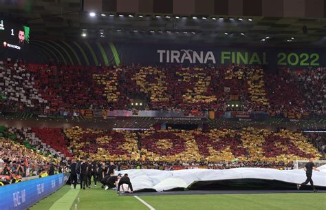 Brividi a Tirana l atmosfera è mozzafiato le coreografie di Roma