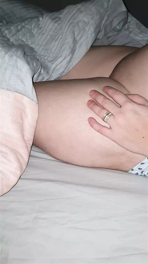 Üvey anne üvey oğluyla yatakta külotsuz çıplak xHamster