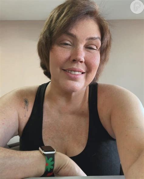 Simony após batalha contra o câncer exibe barriga sequinha em biquíni
