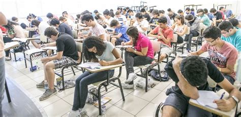 Provas do Encceja são aplicadas neste fim de semana no Brasil e no