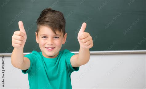 Kleiner Junge Zeigt Beide Daumen Hoch Stock Photo Adobe Stock
